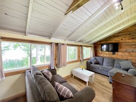 Casa de campo, 2 quartos, ao lado do lago | Área de estar | Smart TV 42 polegadas com canais a cabo, TV