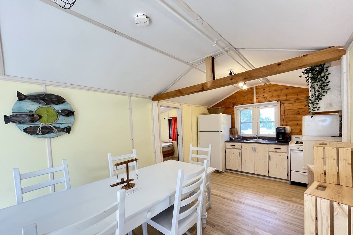 Casa de campo, 3 quartos, vista para o lago | Cozinha privada | Geladeira grande, micro-ondas, fogão, cooktop