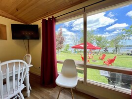 Casa de campo, 3 quartos, vista para o lago | Área de estar | Smart TV 42 polegadas com canais a cabo, TV