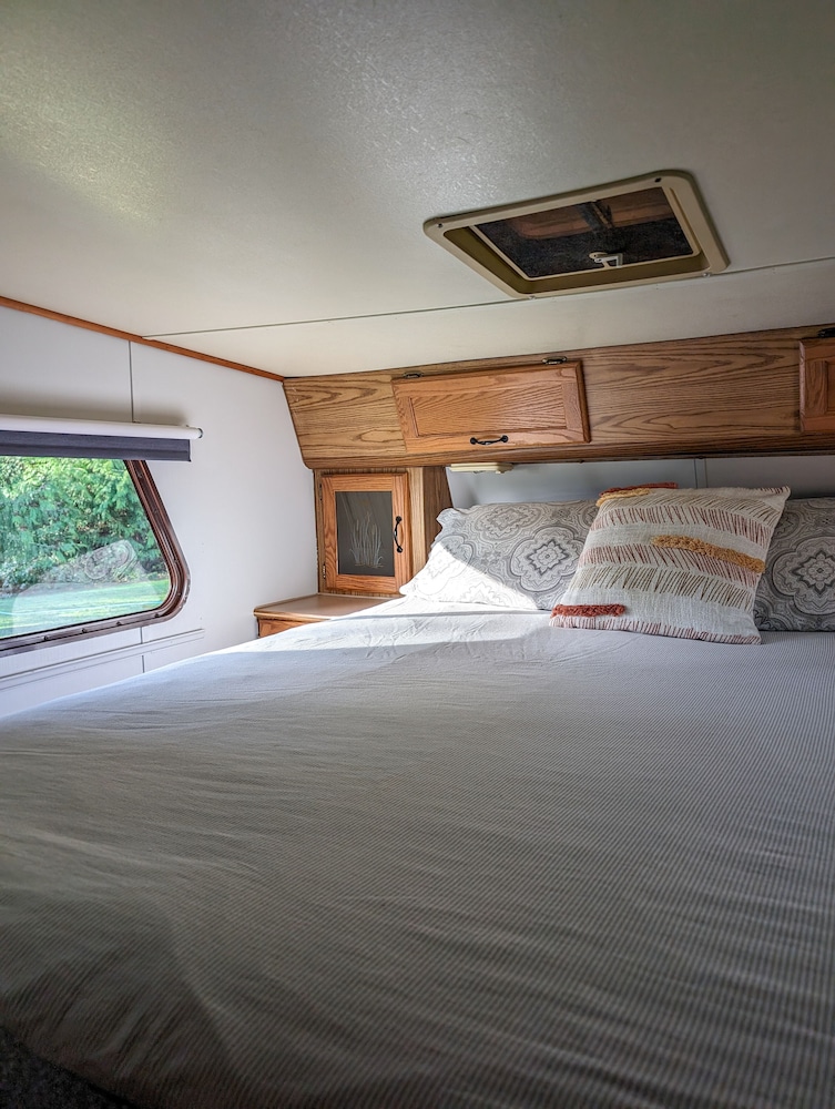 Frolander Bay Resort - Glamping Trailer - Vancouver Island