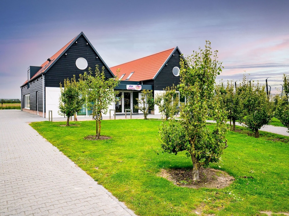 Pet-friendly Chalet Near Beach - Oostkapelle