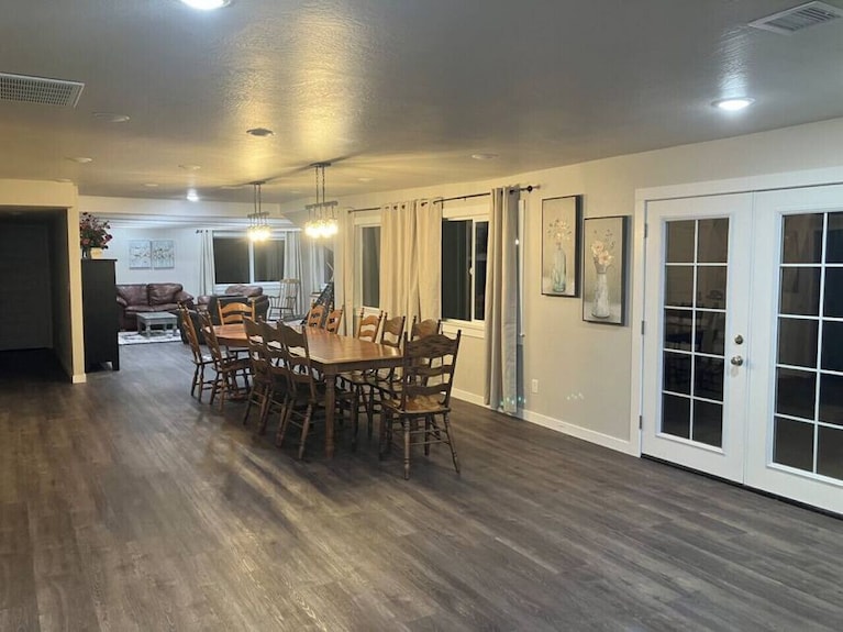 Beach Farmhouse On The River + Hot Tub - Brookings, OR