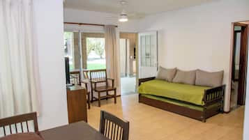 Departamento de dos habitaciones | Sala de estar | Smart TV de 32 polegadas com canais por cabo, televisor