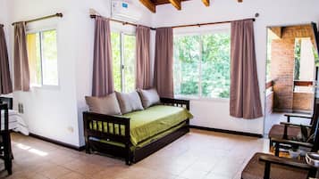 Departamento - Planta Alta | Cozinha privada | Um frigorífico/congelador grande, um micro-ondas, utensílios de cozinha