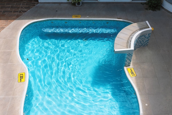 2 piscinas exteriores