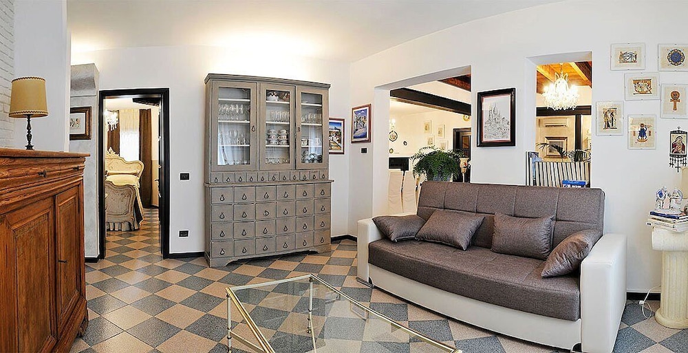 Villa Bacio: An Elegant And Welcoming Two-story Villa Situated At A Short Distance From The Adige River, With Free Wi-fi. - Canda