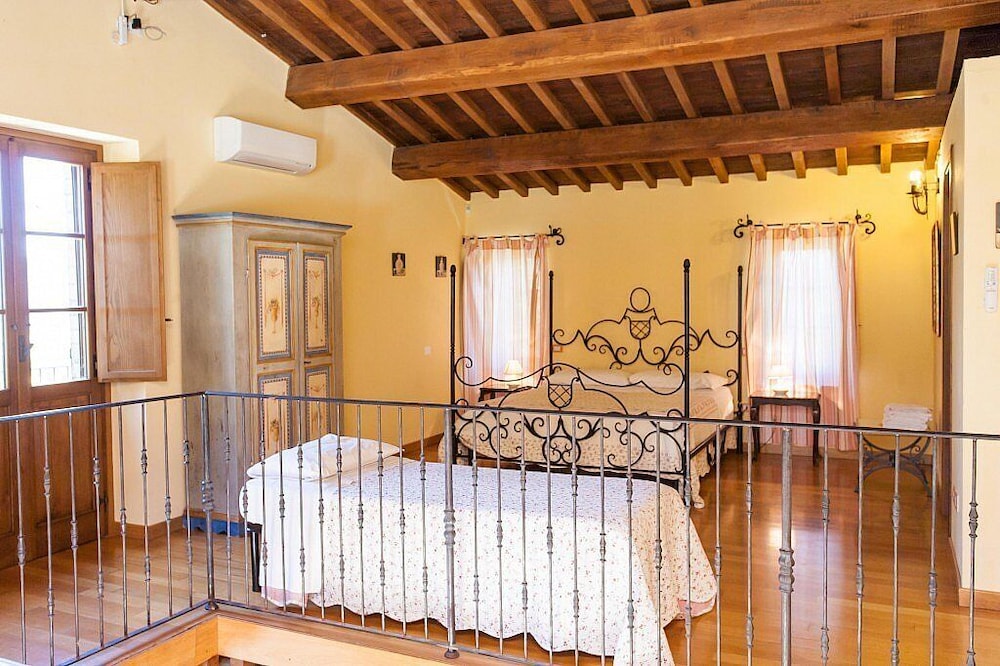 Villa Campanella: A Characteristic And Welcoming Two-story Age-old Farm House Surrounded By The Greenery, With Free Wi-fi. - Perugia