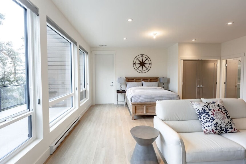 Executive Studio With Ocean & Mountain Views - Nanaimo