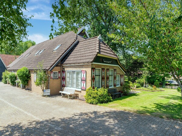Group Home In Giethoorn With Waterside Terrace - Giethoorn