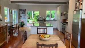 Casa Básica, várias camas | Cozinha privada | Um frigorífico, um micro-ondas, um forno, uma placa de cozinha 