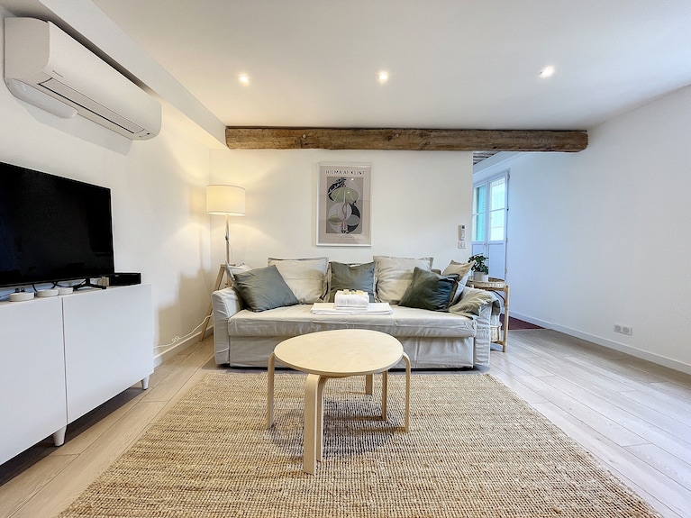 (023) Enjoying The Old Town - Antibes