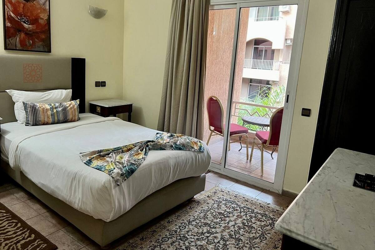 Quarto solteiro básico | Cofres nos quartos, cortinas blackout, berço de viagem