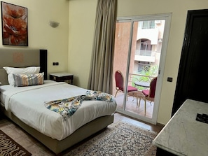 Quarto solteiro básico | Cofres nos quartos, cortinas blackout, berço de viagem