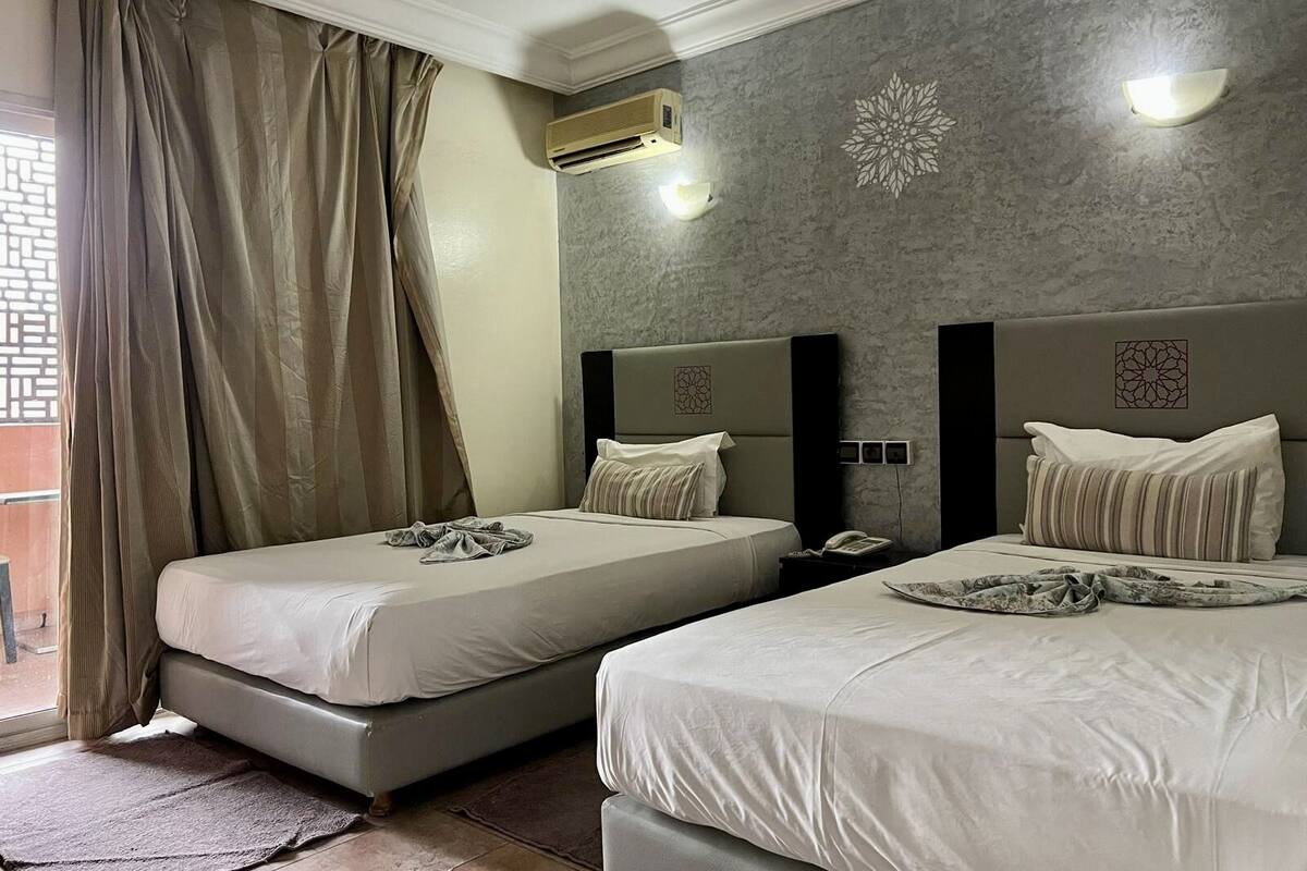 Quarto triplo básico | Cofres nos quartos, cortinas blackout, berço de viagem
