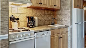 Condo, 1 quarto | Cozinha privada | Geladeira, fogão, cafeteira/chaleira, torradeira