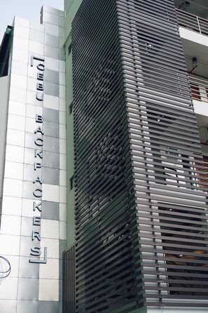 Um edifício com uma placa que diz 'BACKPACKERS'.