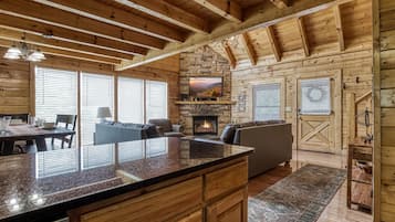 Cabine, 6 quartos | Cozinha privada | Um frigorífico, um forno, uma cafeteira/bule, uma torradeira