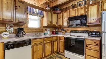 Cabana, 2 quartos | Cozinha privada | Geladeira, fogão, cafeteira/chaleira, torradeira