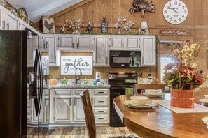 Cabine, 2 quartos | Cozinha privada | Um frigorífico, um forno, uma cafeteira/bule, uma torradeira