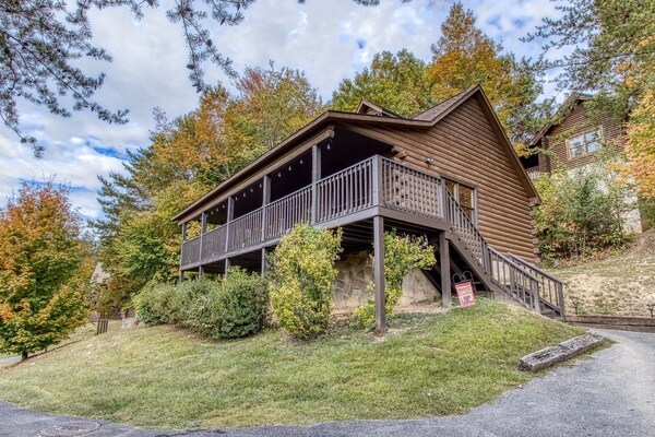 Er26 - Sasquatch Inn - Great Location! Close To Town Resort Pool! 2 Bedroom Cabin By Redawning - Pigeon Forge, TN