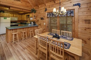 Cabana, 2 quartos | Cozinha privada | Geladeira, fogão, cafeteira/chaleira, torradeira