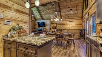 Cabine, 3 quartos | Cozinha privada | Um frigorífico, um forno, uma cafeteira/bule, uma torradeira