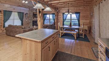 Cabine, 2 quartos | Cozinha privada | Um frigorífico, um forno, uma cafeteira/bule, uma torradeira