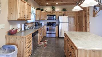 Cabine, 2 quartos | Cozinha privada | Um frigorífico, um forno, uma cafeteira/bule, uma torradeira