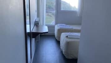 Quarto Deluxe, 1 cama queen-size, vista para a montanha | Cofre no quarto, secretária, Wi-fi grátis, roupa de cama fornecida