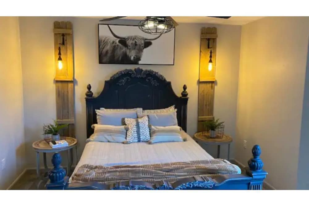 Double Down Suite : Unit A Casino Retreat & Pickleball Court - Gainesville, TX