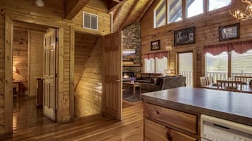 Cabine, 4 quartos | Cozinha privada | Um frigorífico, um forno, uma cafeteira/bule, uma torradeira