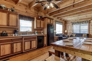 Cabine, 5 quartos | Cozinha privada | Um frigorífico, um forno, uma cafeteira/bule, uma torradeira