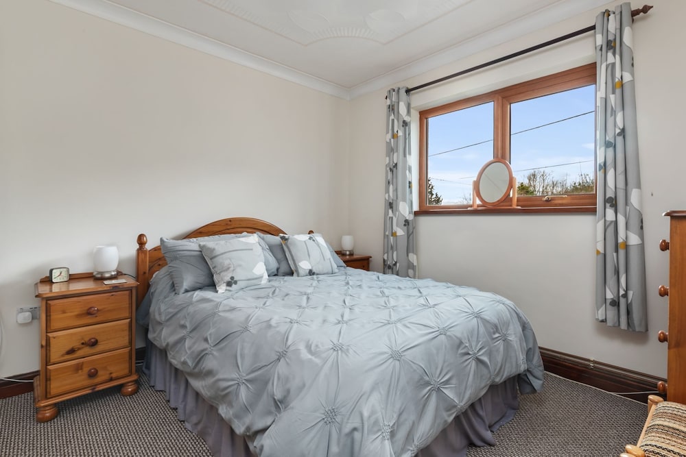 Dyffryn Taf, Homely 3 Bedroom Bungalow With Peaceful Outlook - Laugharne