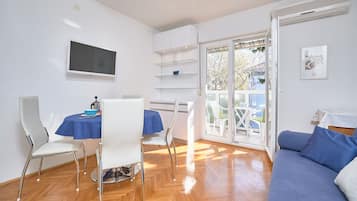 Apartamento | Área de estar | TV LED 20 polegadas com canais via satélite, TV