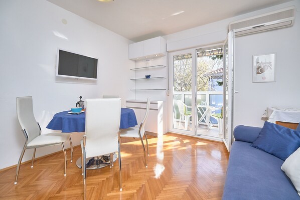 Apartamento | Sala de estar | Televisor LED de 20 polegadas com canais via satélite, televisor 