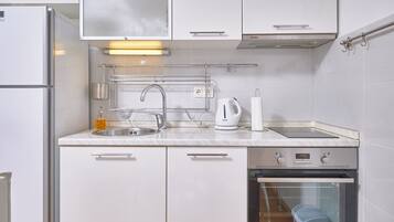 Apartamento | Cozinha privada | Um frigorífico/congelador grande, um forno, uma placa de cozinha