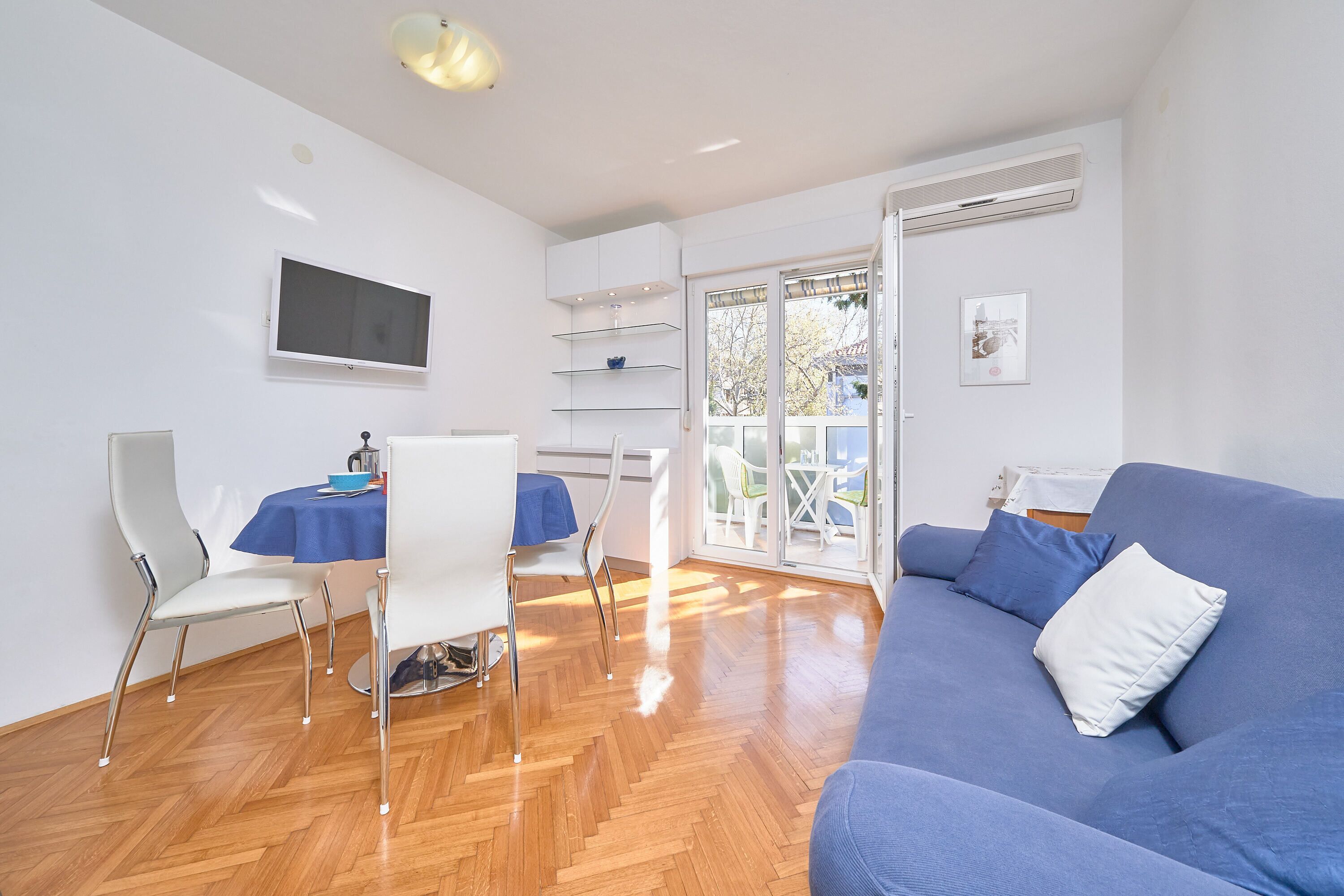 Apartamento | Sala de estar | Televisor LED de 20 polegadas com canais via satélite, televisor 