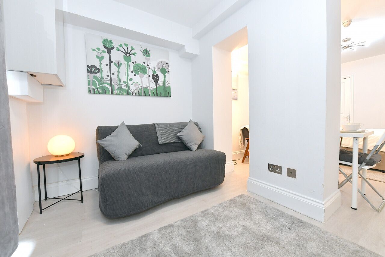 Lg 1-2  · London Studio Close To Central Line Shepherds Bush - Kingston upon Thames