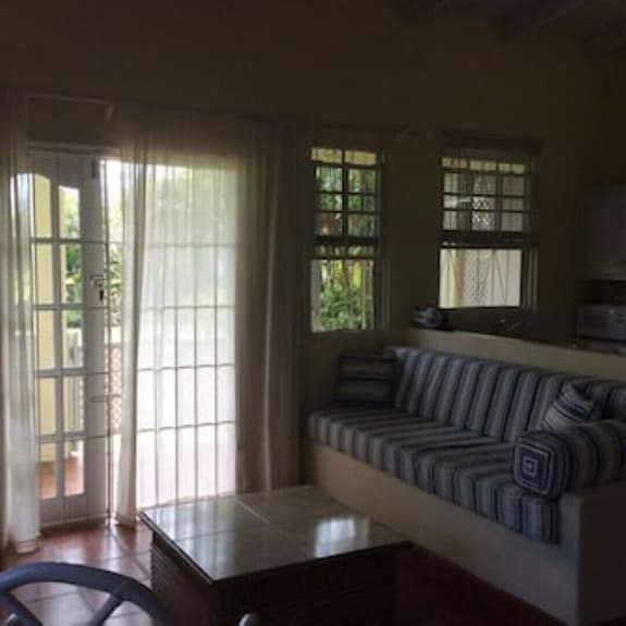 Ground Floor Apt With Garden Only 3 Mins Walk To Beach And Beach Club - Barbados