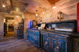 Pequeno-almoço tipo buffet diário (11 EUR por pessoa) 