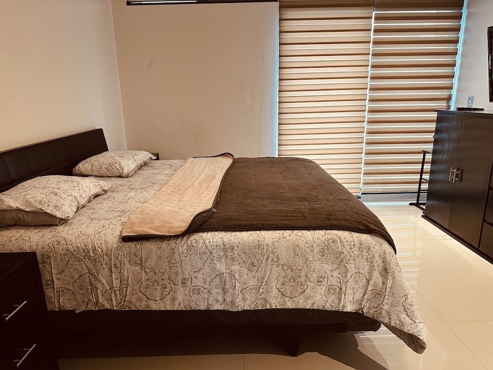 Beautiful House -- Close To Shopping Centers And Entertaining - Monterrey