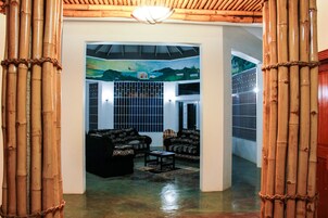 Villa Panorâmica, 3 quartos, vista para o mar, junto à montanha | Sala de estar | Smart TV de 40 de polegadas com canais por cabo, televisor, Netflix 