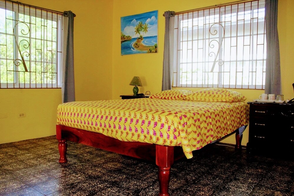 Rita’s Home Away From Home . Ein Kleines Bnb Mit Wifi , Airco , Parkplätze . - Ocho Rios