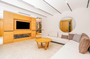 Villa Sidyma | Área de estar | TV LED 84 polegadas com canais via satélite, TV