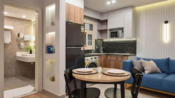 Apartamento Premium | Sala de estar | Televisor de ecrã plano de 55 polegadas com canais de TV premium