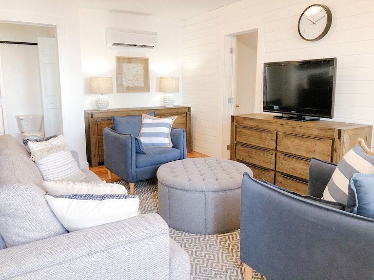 Adorable Oceanfront 2 Bedroom Cottage Plus Bunkhouse - 15 Min To Charlottetown - Prince Edward Island