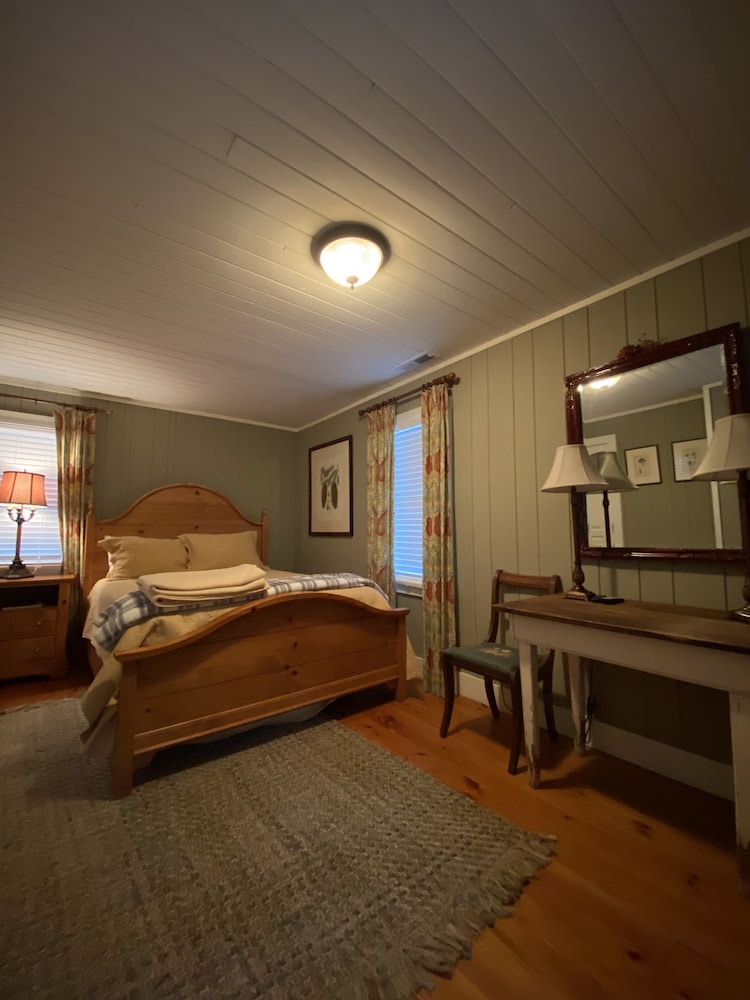 Spacious Mountain Home With Creek Views. Walking Distance Main Street Highlands. - Highlands, NC