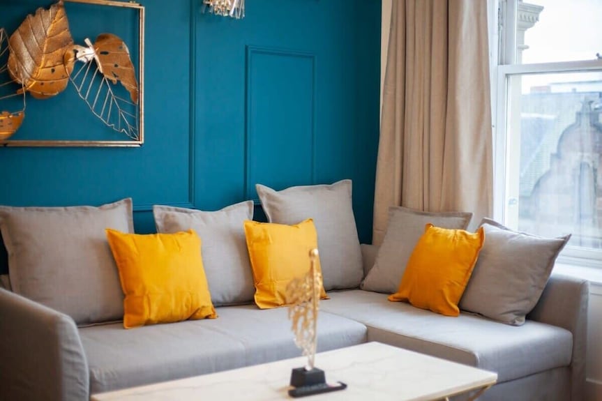 Stylish Central Apartment With Parking - Glasgow