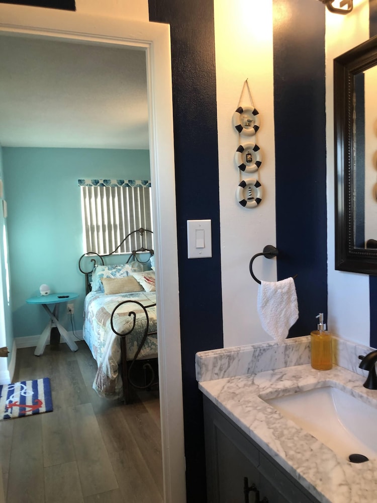 Newly Renovated, 3/2 Beautiful Canal Front Home, Close To Beaches & Restaurants. - Punta Gorda, FL