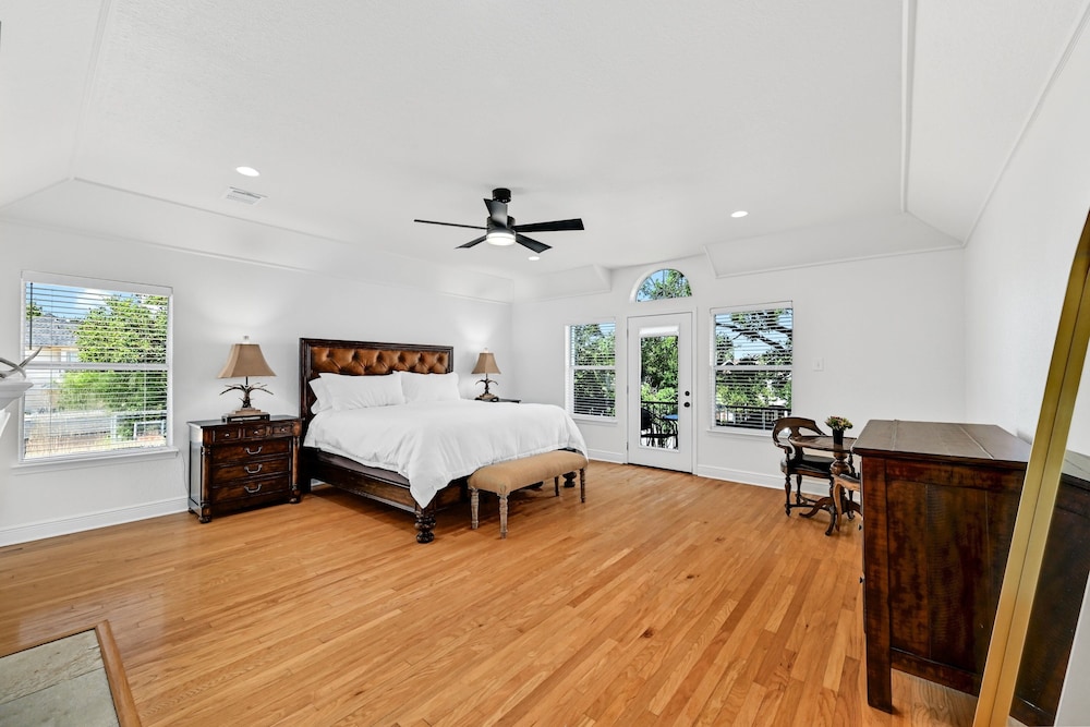 Beautiful Gated Home - Pool, Entertainment Area, Large Lot! - Travis ...